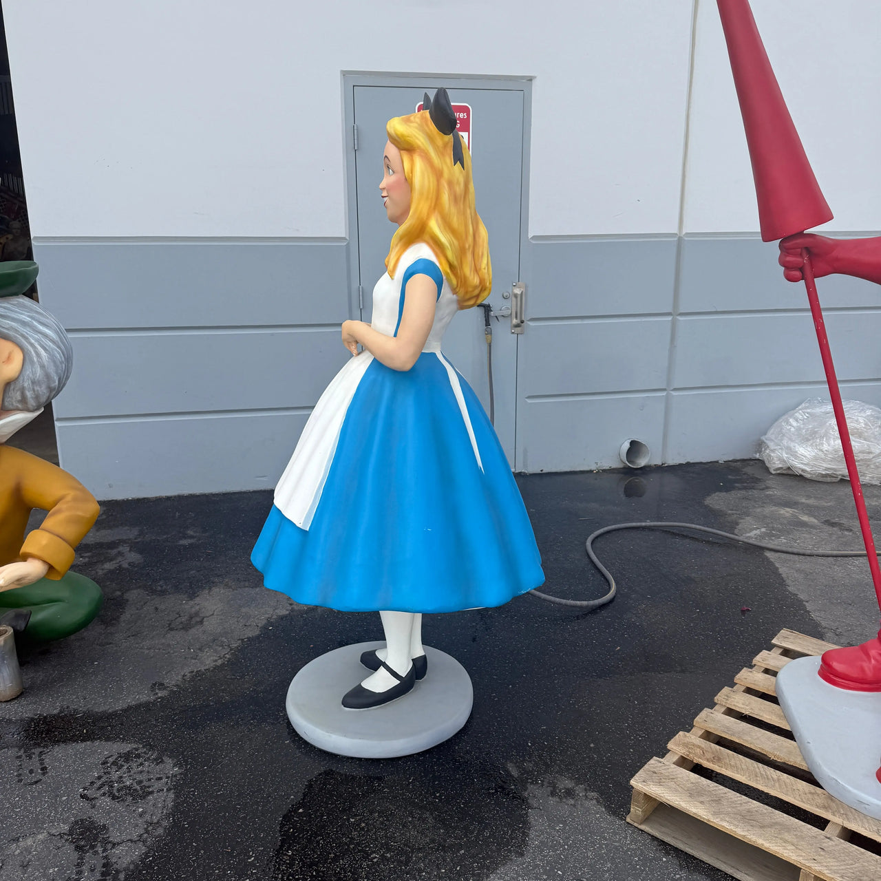 Alice Standing Life Size Statue - LM Treasures – LM Treasures